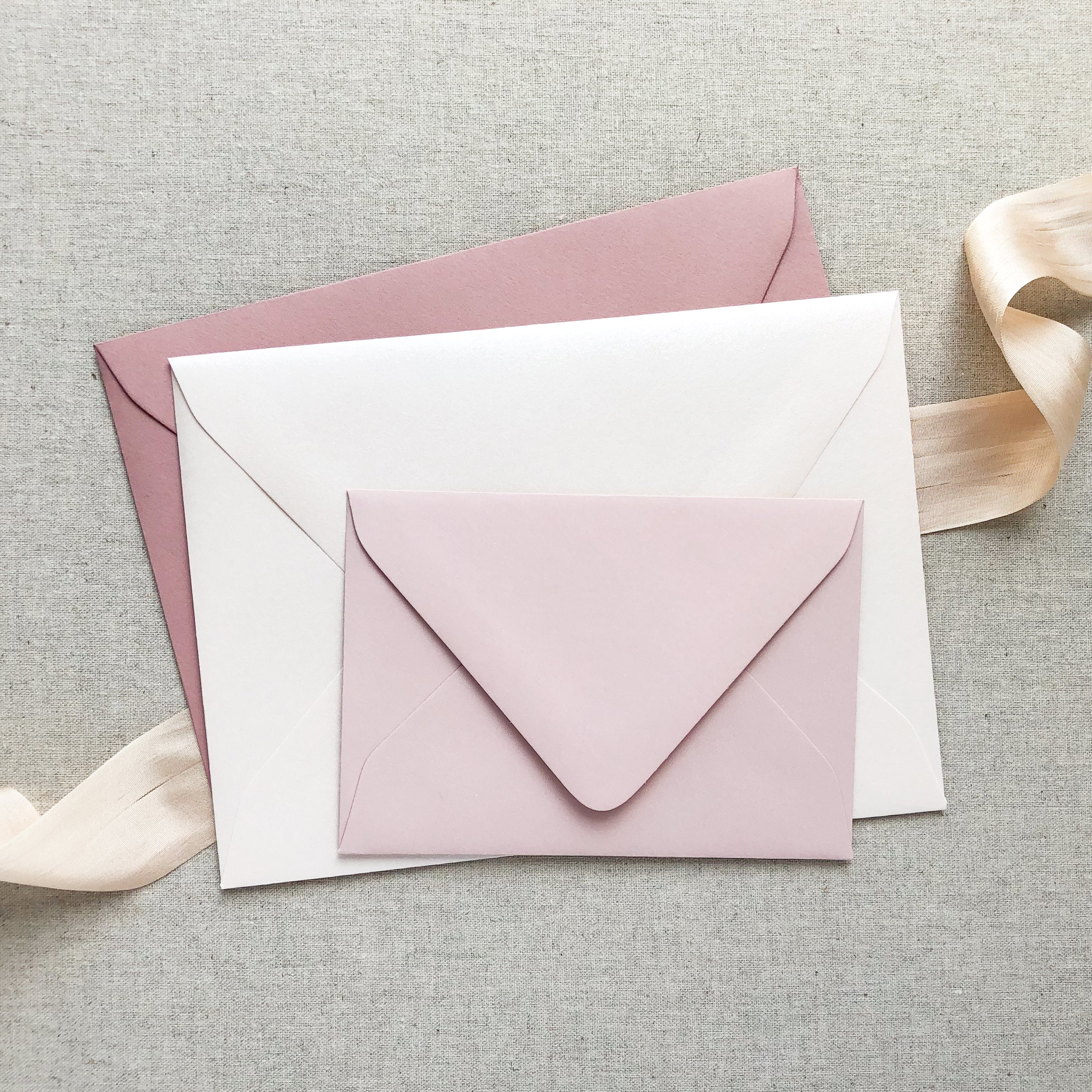 Colored envelopes for wedding invitations | Beachweddingtips.com